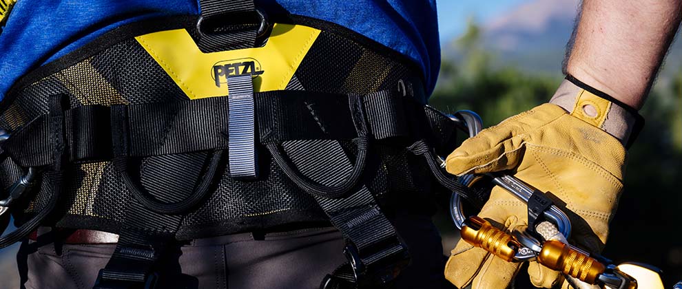 Arneses para Trabajos en Altura: Seguridad y Normativas – Mundo Bloke Store